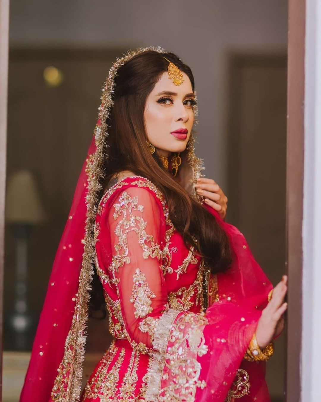 Azekah Daniel Looks Charming In Beautiful Red Bridal Ensemble | Reviewit.pk