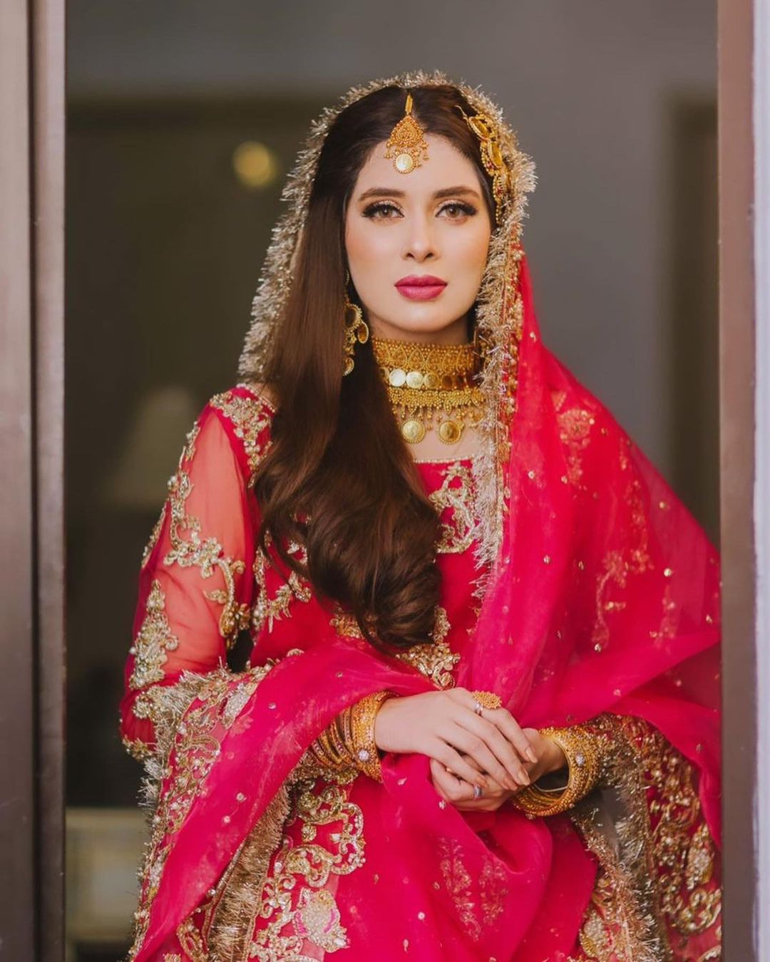 Azekah Daniel Looks Charming In Beautiful Red Bridal Ensemble | Reviewit.pk