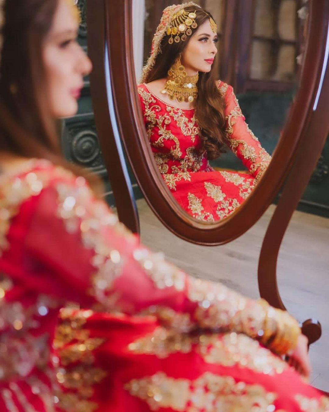 Azekah Daniel Looks Charming In Beautiful Red Bridal Ensemble | Reviewit.pk