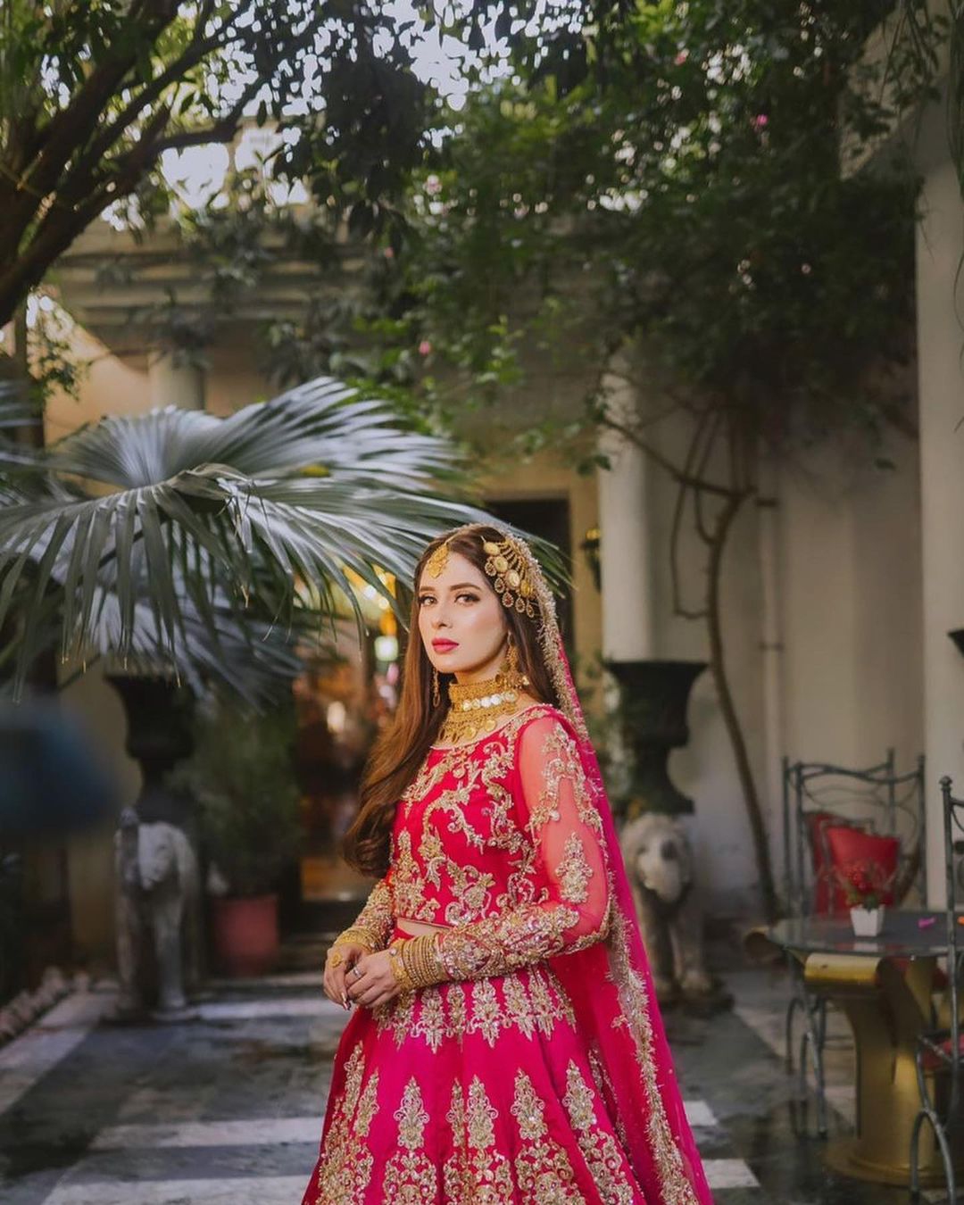 Azekah Daniel Looks Charming In Beautiful Red Bridal Ensemble | Reviewit.pk