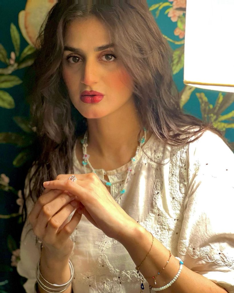 Hira Mani Termed Dumb By Twitterati | Reviewit.pk