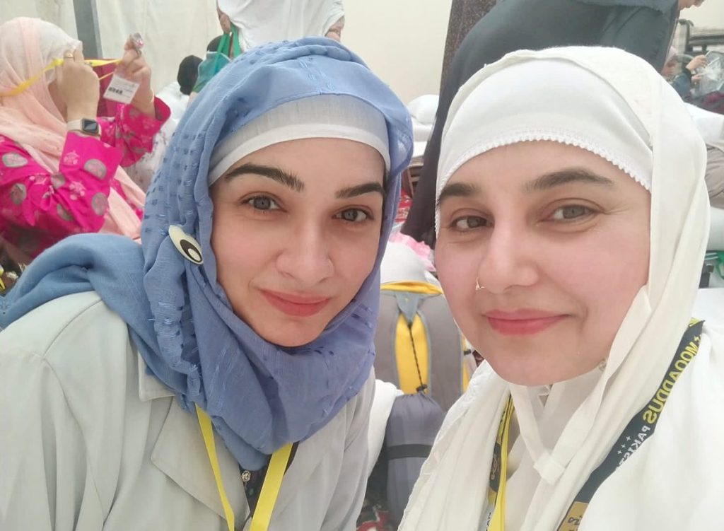 Mesmerizing Pictures Of Javeria And Saud From Hajj Tour | Reviewit.pk