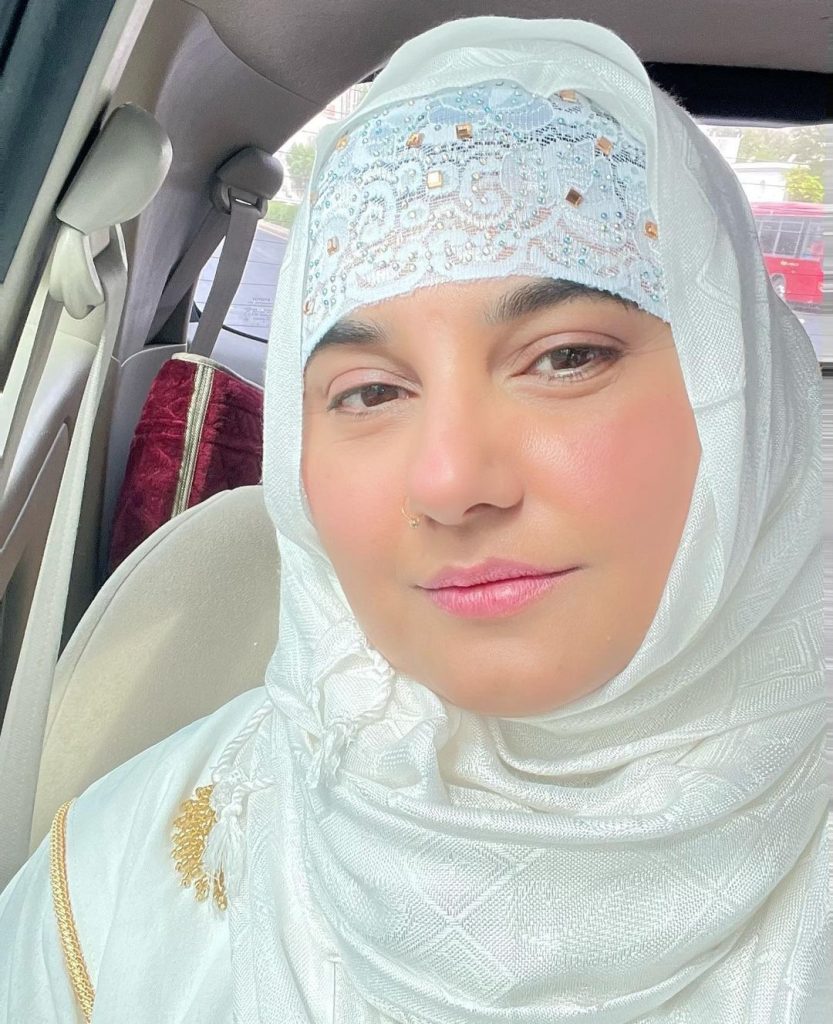 Javeria Saud Shares Pictures After Performing Hajj | Reviewit.pk