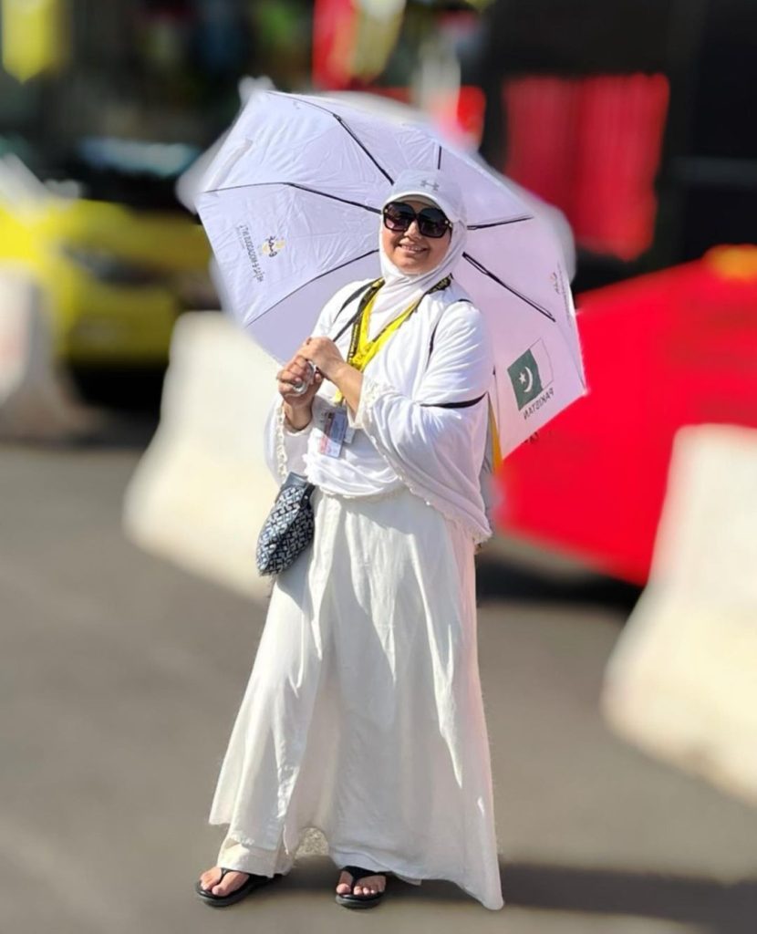 Javeria Saud Shares Pictures After Performing Hajj | Reviewit.pk