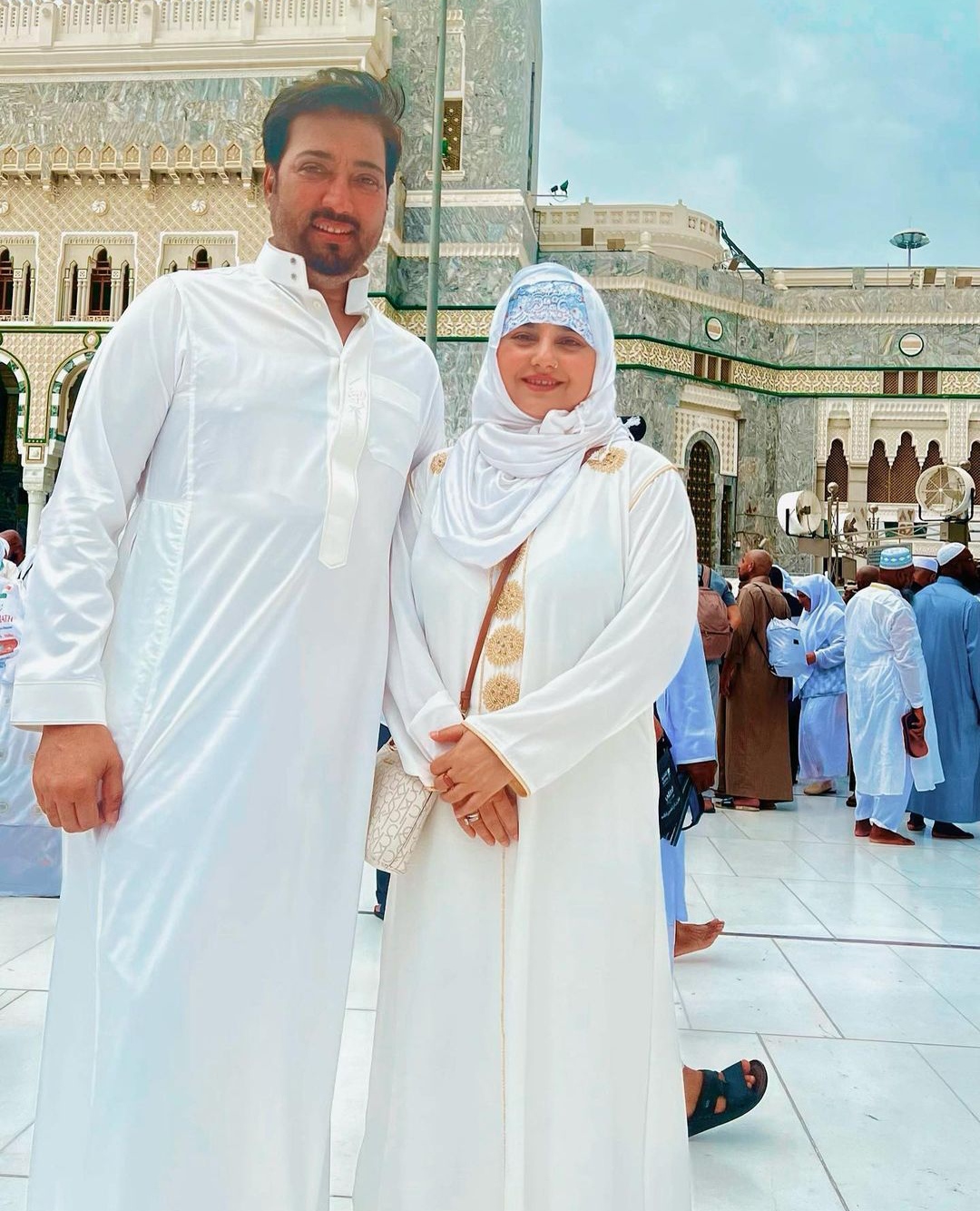 Javeria Saud Shares Pictures After Performing Hajj | Reviewit.pk