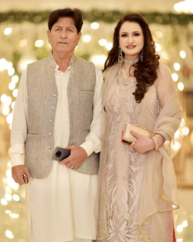 Saba Faisal Shares Beautiful Family Pictures | Reviewit.pk