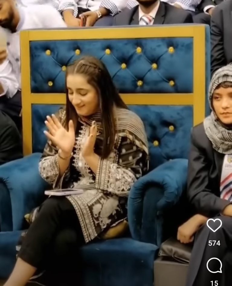 Singer Nimra Mehra Gets Criticized For Disrespecting Manqabat | Reviewit.pk