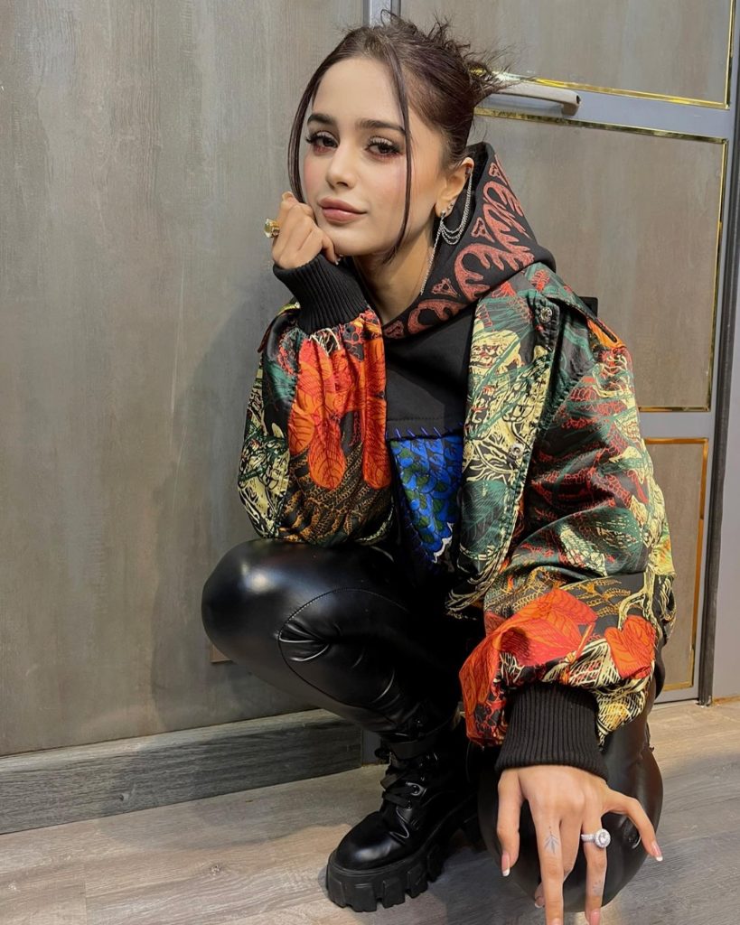 Aima Baig’s Latest Pictures From UK Outrage Public | Reviewit.pk