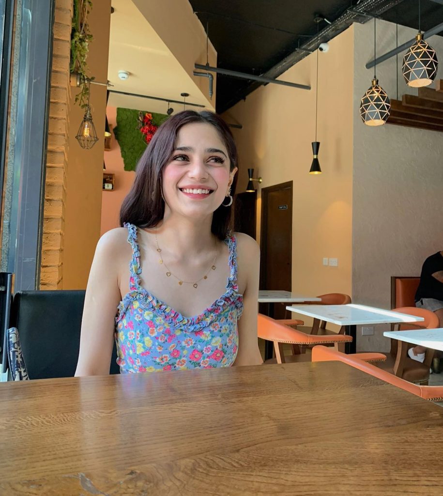 Aima Baig’s Latest Pictures From UK Outrage Public | Reviewit.pk