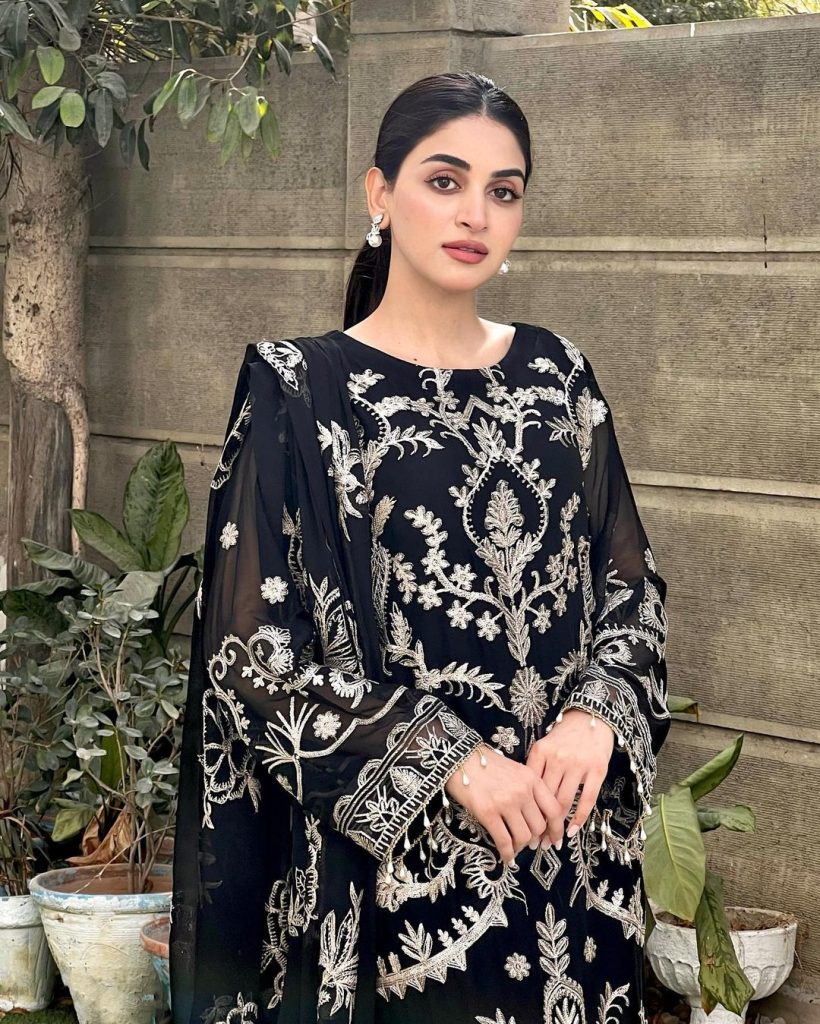 Anmol Baloch's Short Dress Policed By Public | Reviewit.pk