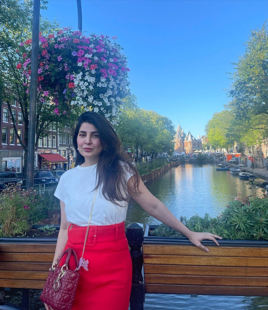 Areeba Habib’s Latest Mesmerizing Clicks From Amsterdam | Reviewit.pk