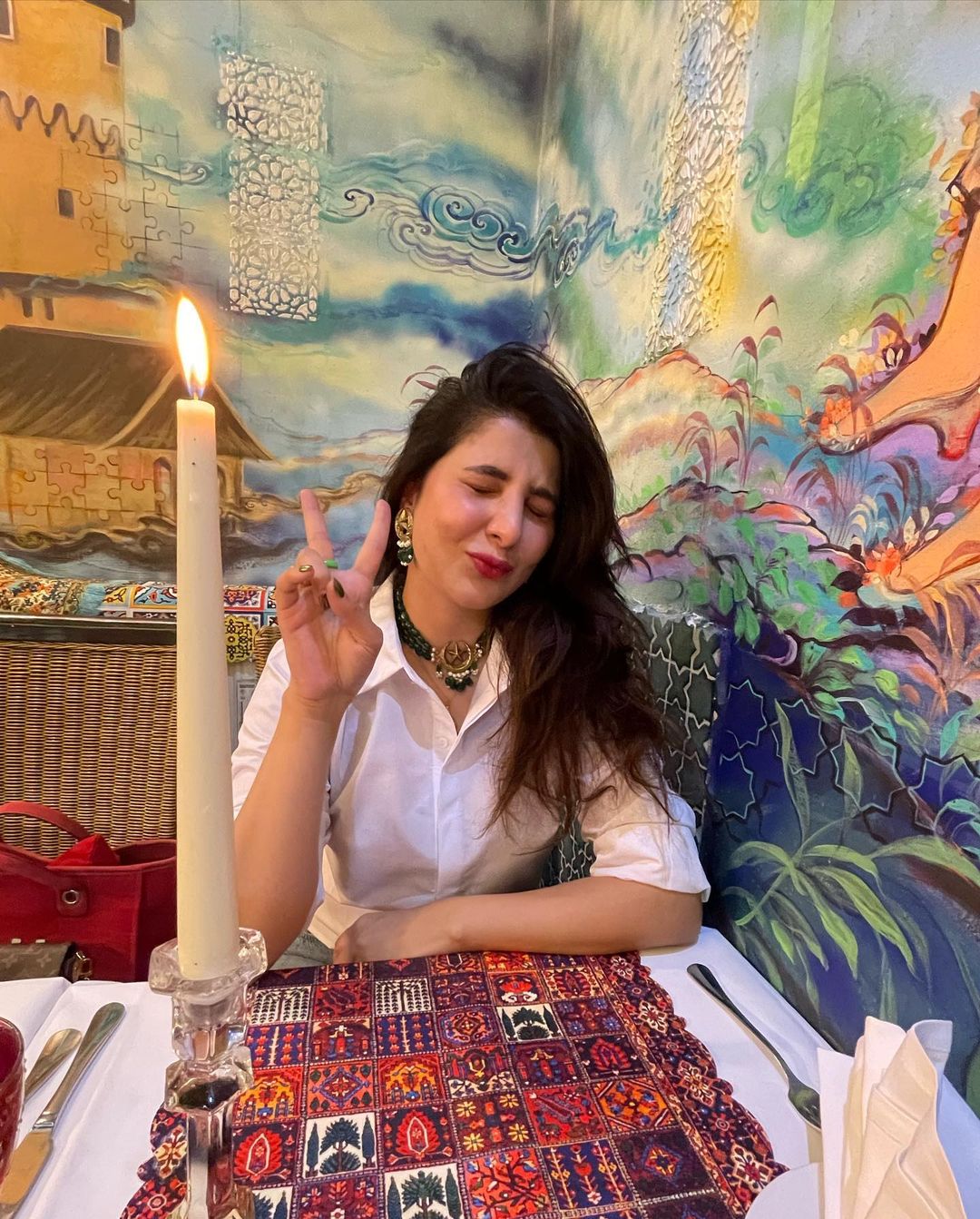 Areeba Habib Shares Stunning Clicks From Germany Vacation | Reviewit.pk