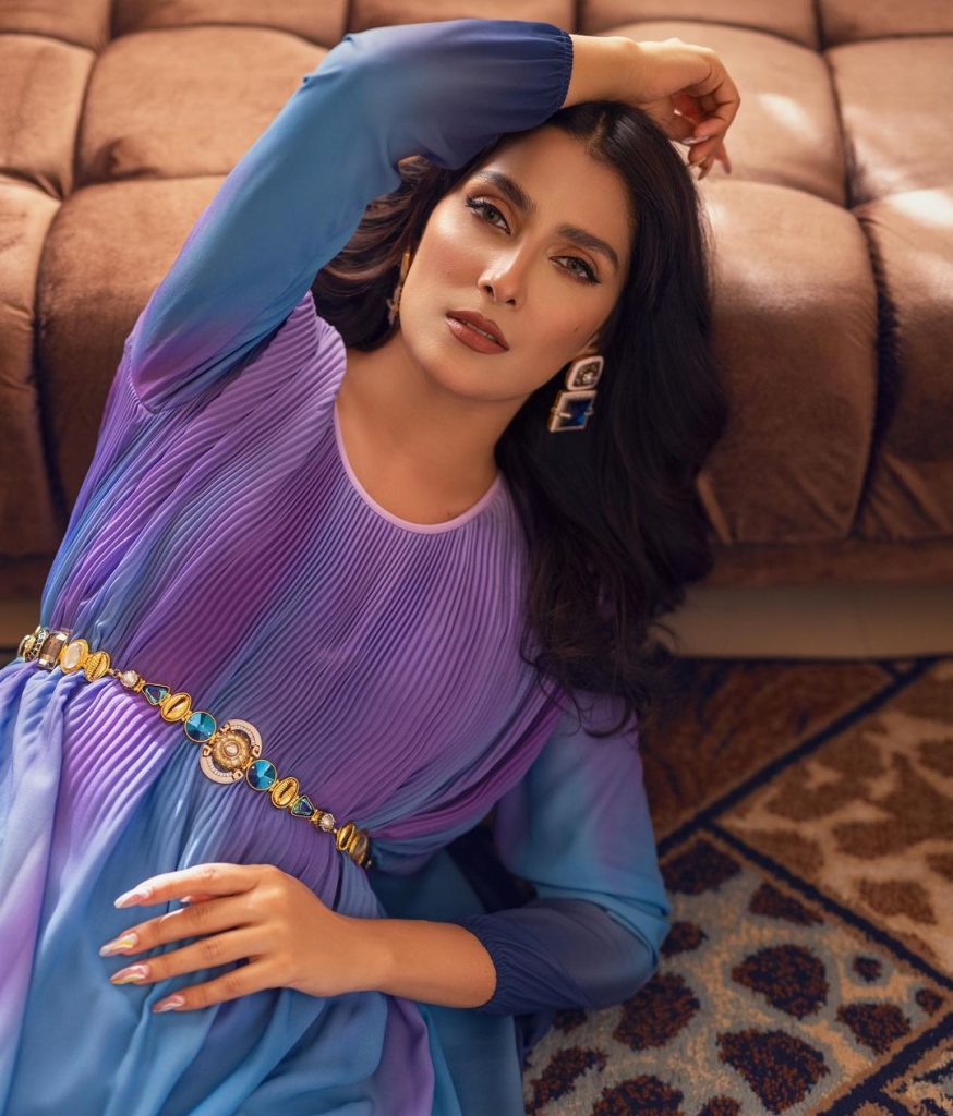 Pakistani Divas Guide To Wear Bold Outfits | Reviewit.pk