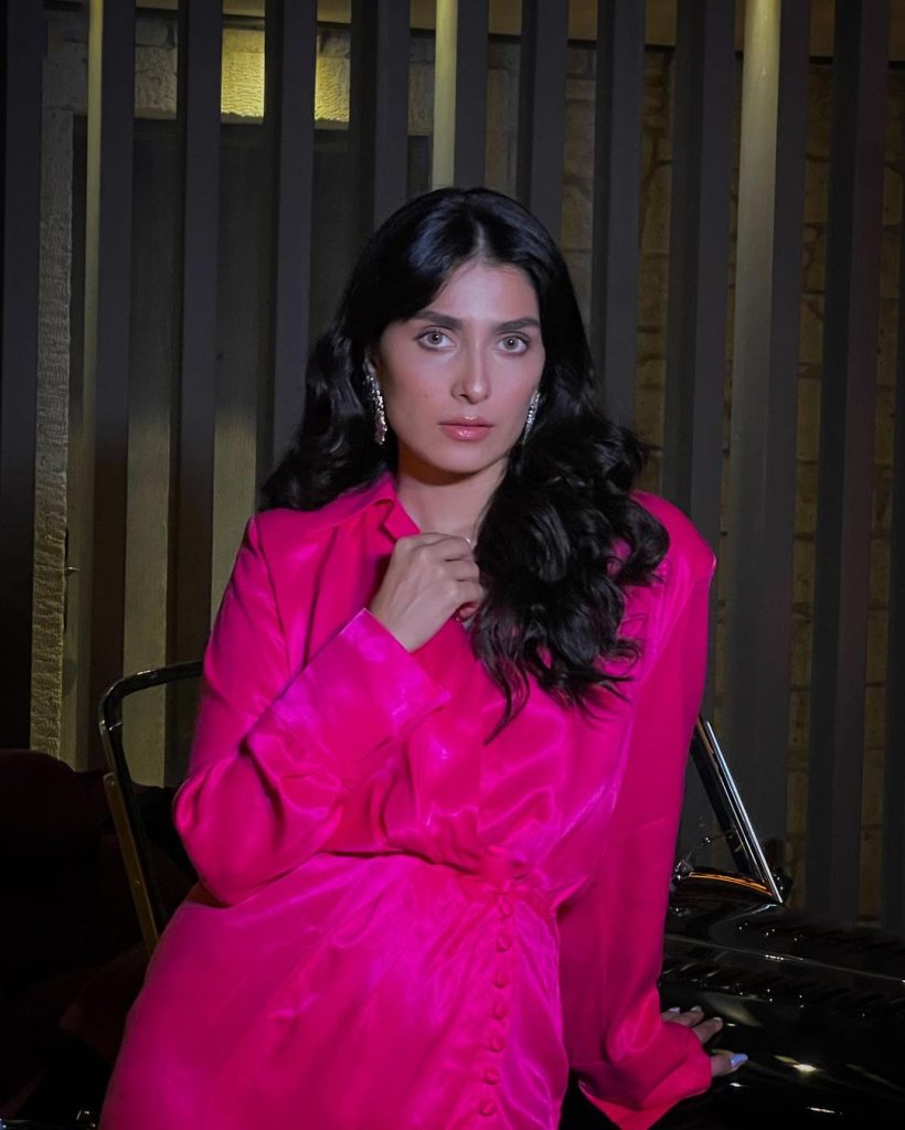 Pakistani Divas Guide To Wear Bold Outfits | Reviewit.pk