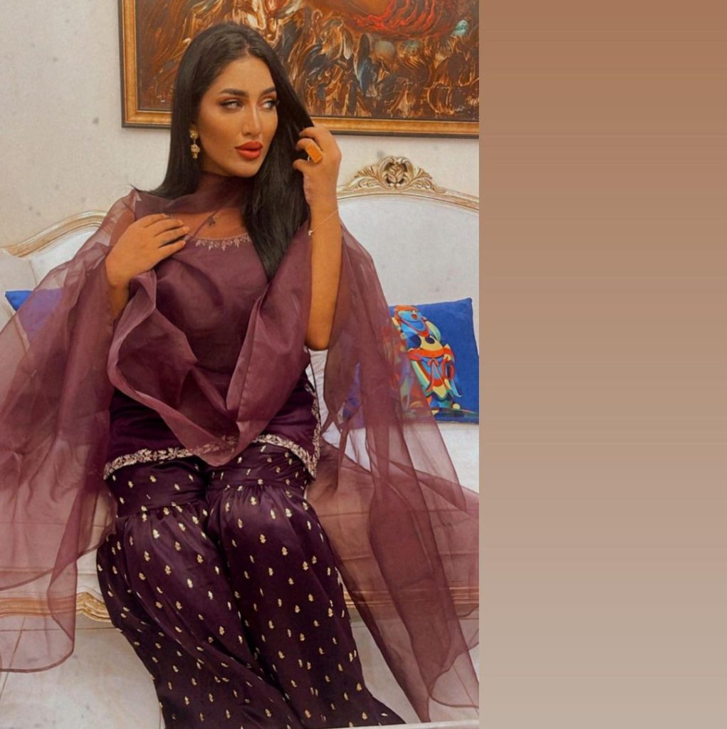 Mathira Makes Surprising Statement About Her Bold Dressing | Reviewit.pk