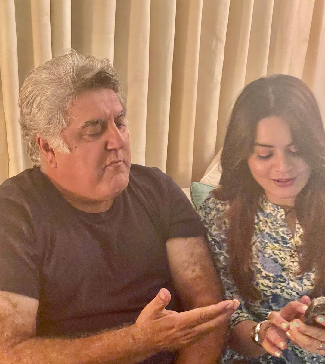Minal Khan Shares Pictures From Family Get Together | Reviewit.pk