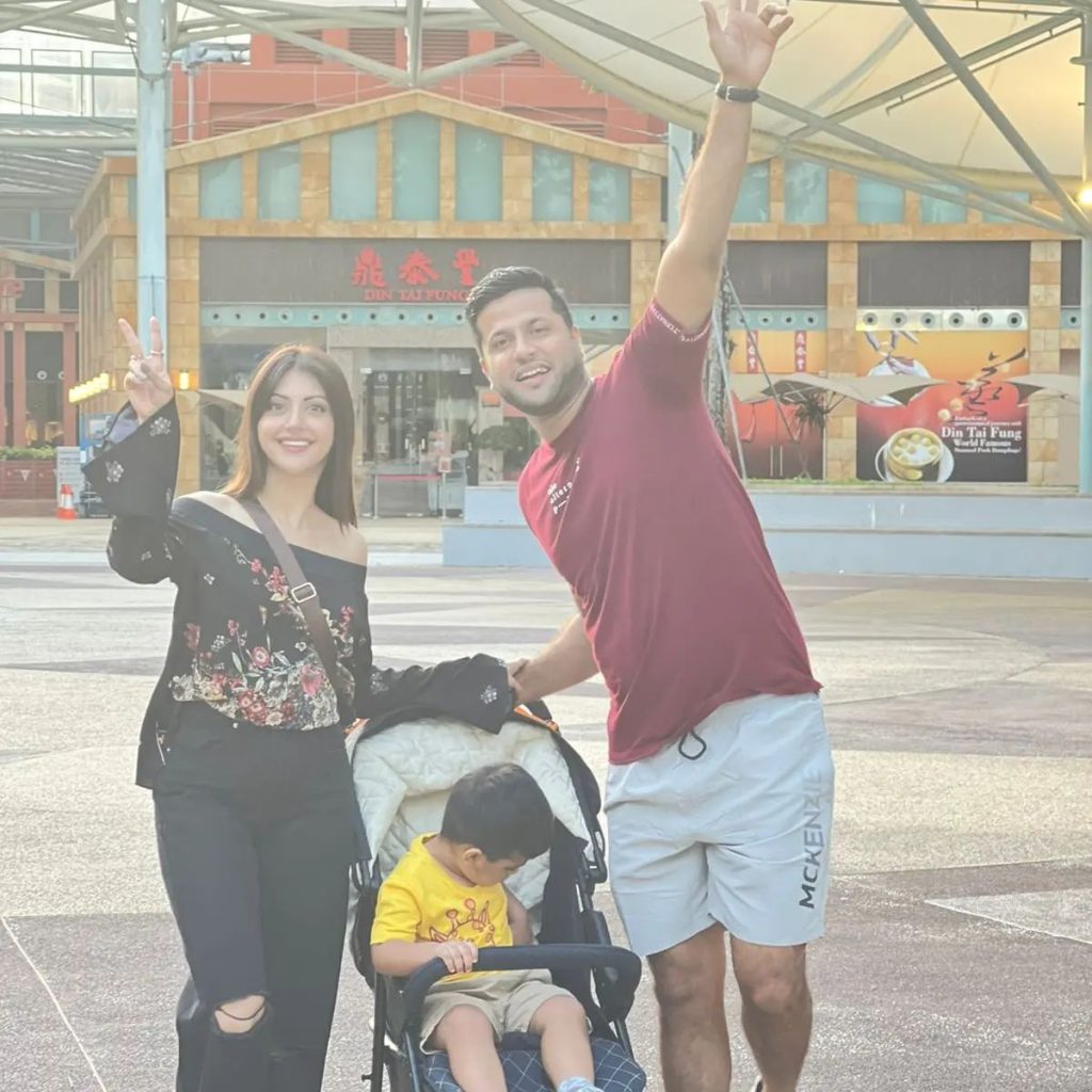 Moomal Khalid Vacations In Singapore With Family | Reviewit.pk