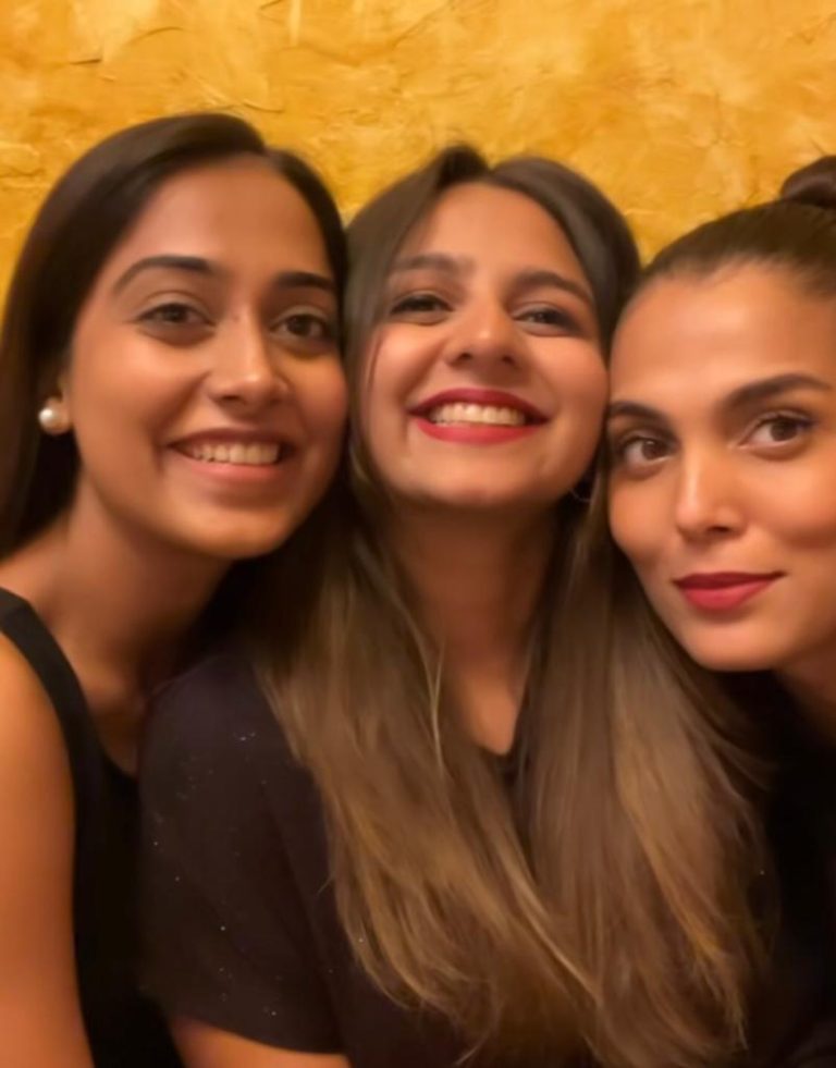 Model Mushk Kaleem Celebrates 28th Birthday In Style | Reviewit.pk