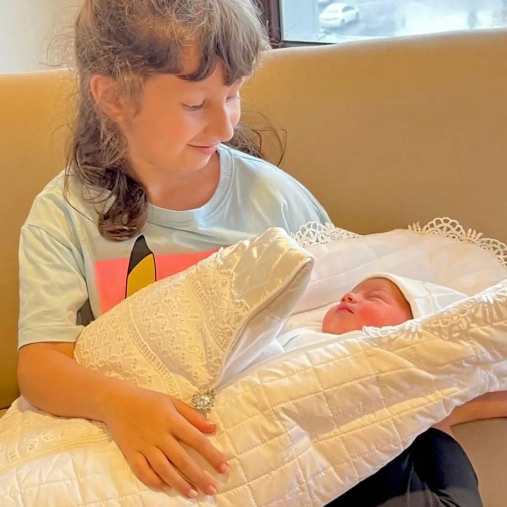 How Is Nooreh Reacting On The Birth Of Baby Zahra | Reviewit.pk
