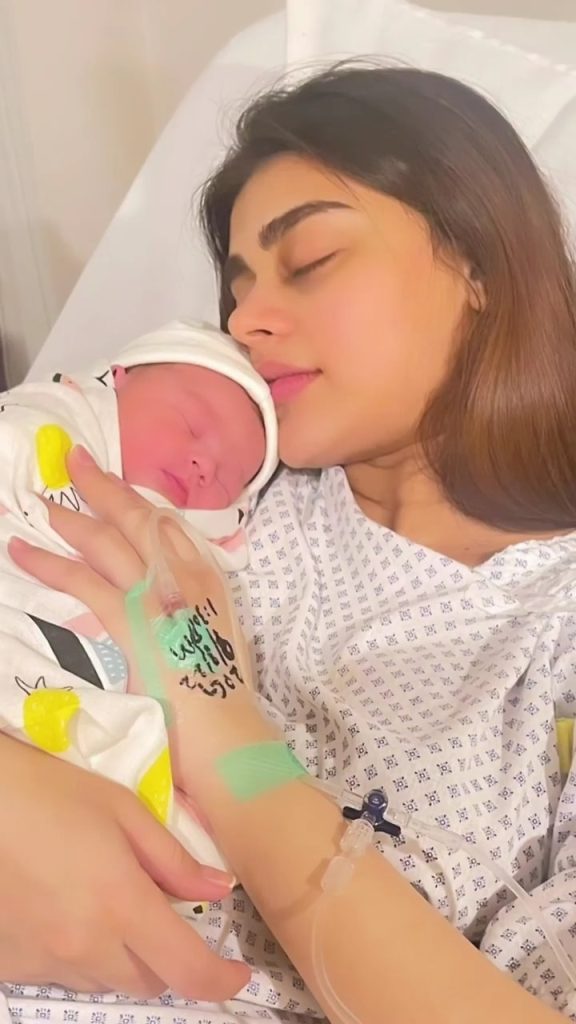 Sadaf Kanwal's First Moments With Her Baby Girl- Watch Video | Reviewit.pk