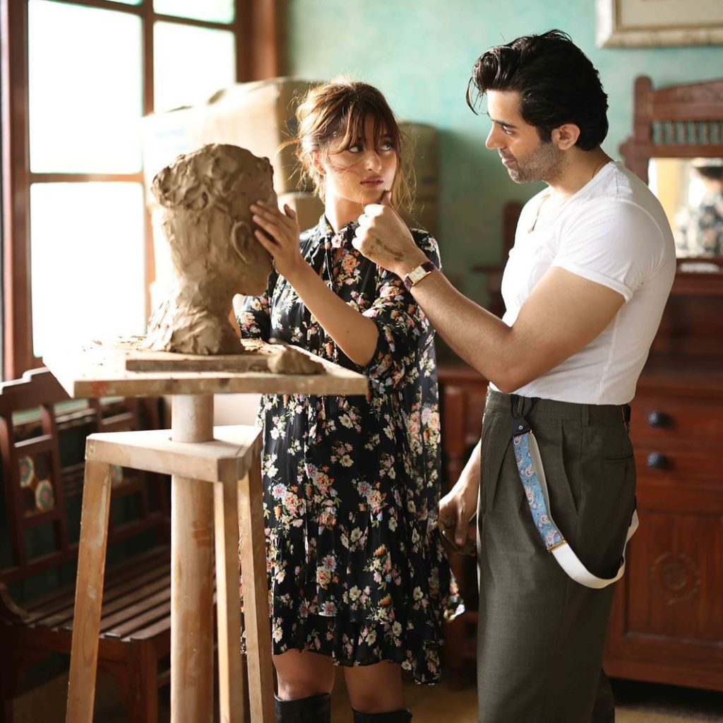 Pakistani Divas Guide To Wear Bold Outfits | Reviewit.pk