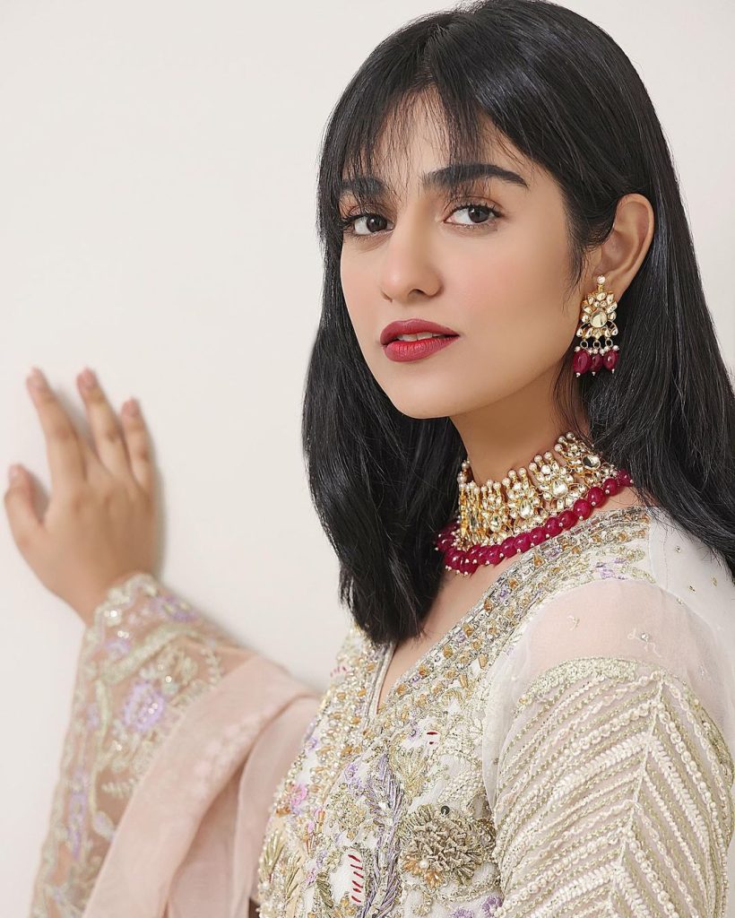 Pakistani Divas Copying Each Others Hairstyles | Reviewit.pk