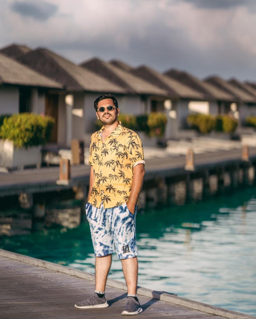 Hilarious Act Of A Wedding Photographer Amuses Public - Watch Video | Reviewit.pk