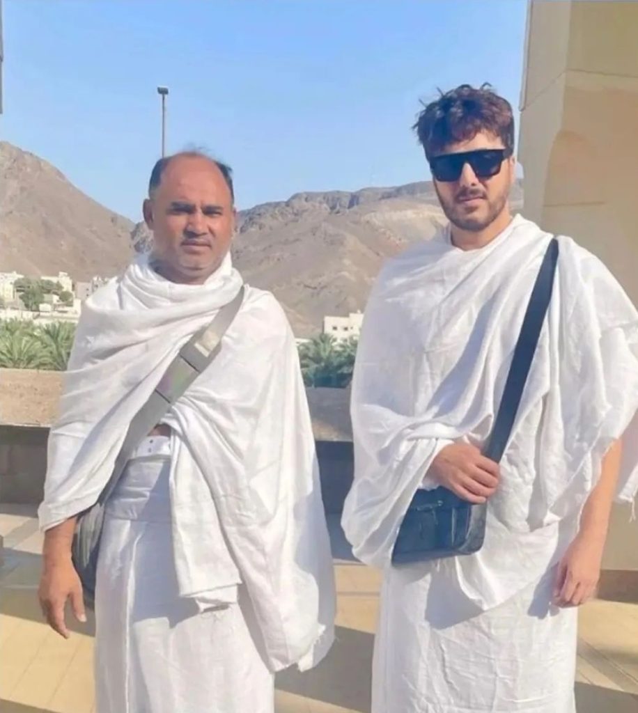 Ahsan Khan Gives a Peek into His Umrah Journey | Reviewit.pk