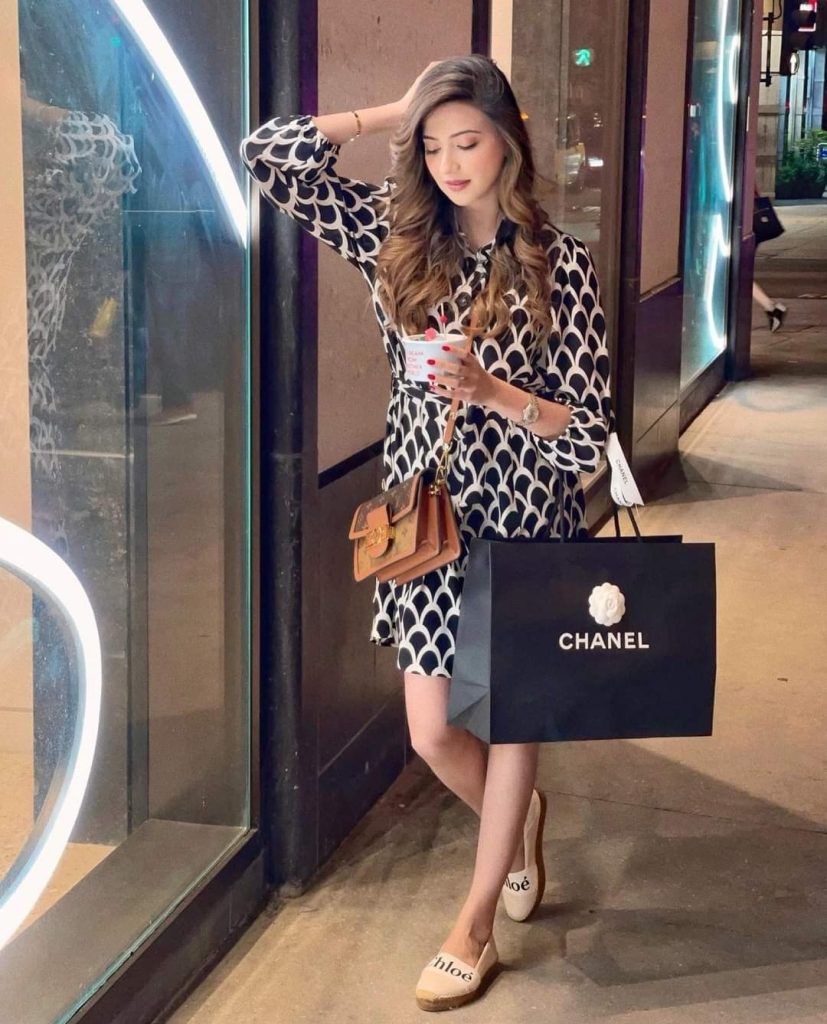 Aymen Saleem's Bare Legs Invite Public Trolling | Reviewit.pk