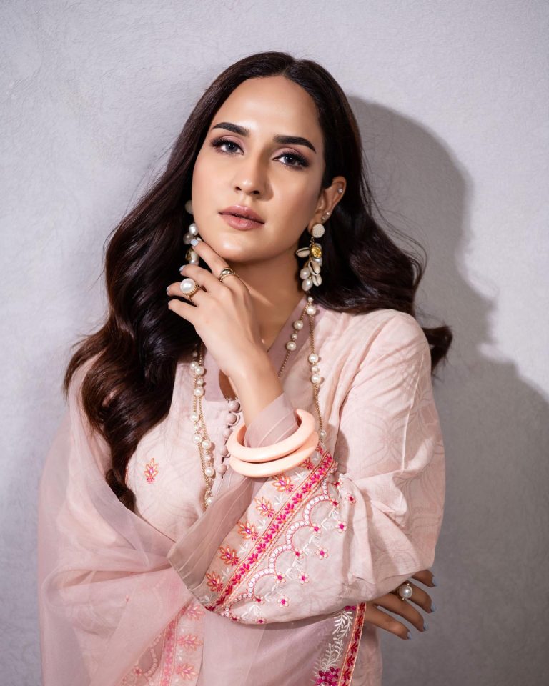 Anoushay Abbasi’s Mesmerizing Clicks From Ontario Canada | Reviewit.pk