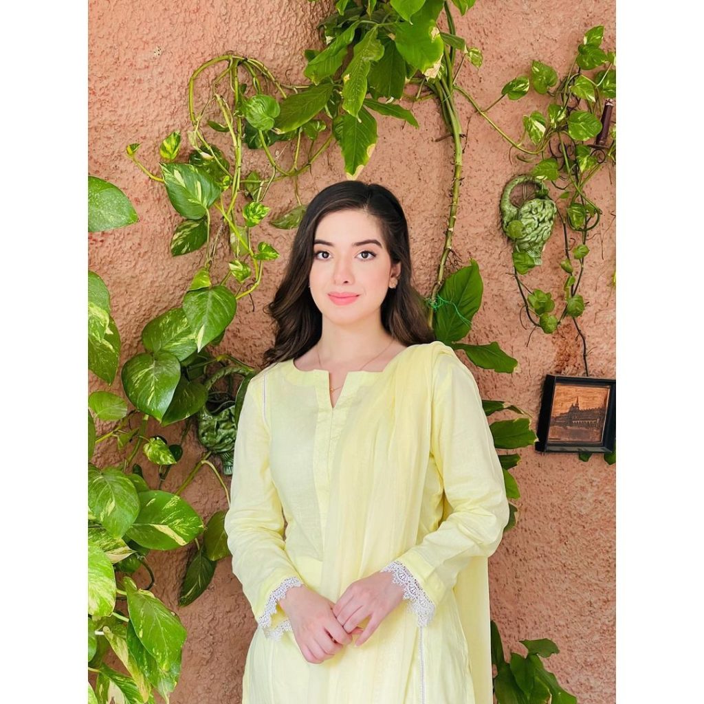 Arisha Razi Khan Celebrates Elder Sister Sarah's Birthday | Reviewit.pk