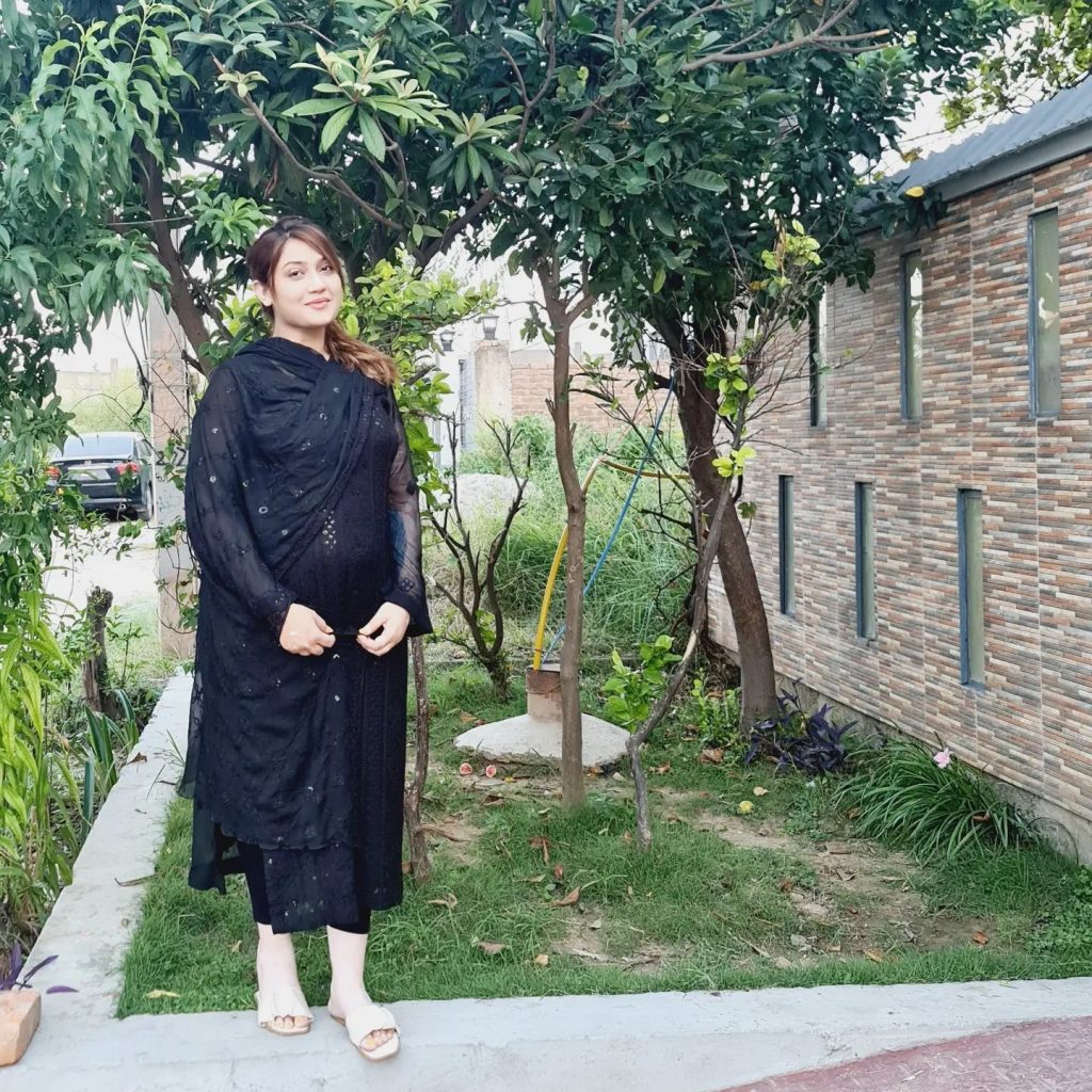 Actress Beenish Raja Flaunts Her Baby Bump In Latest Pictures | Reviewit.pk