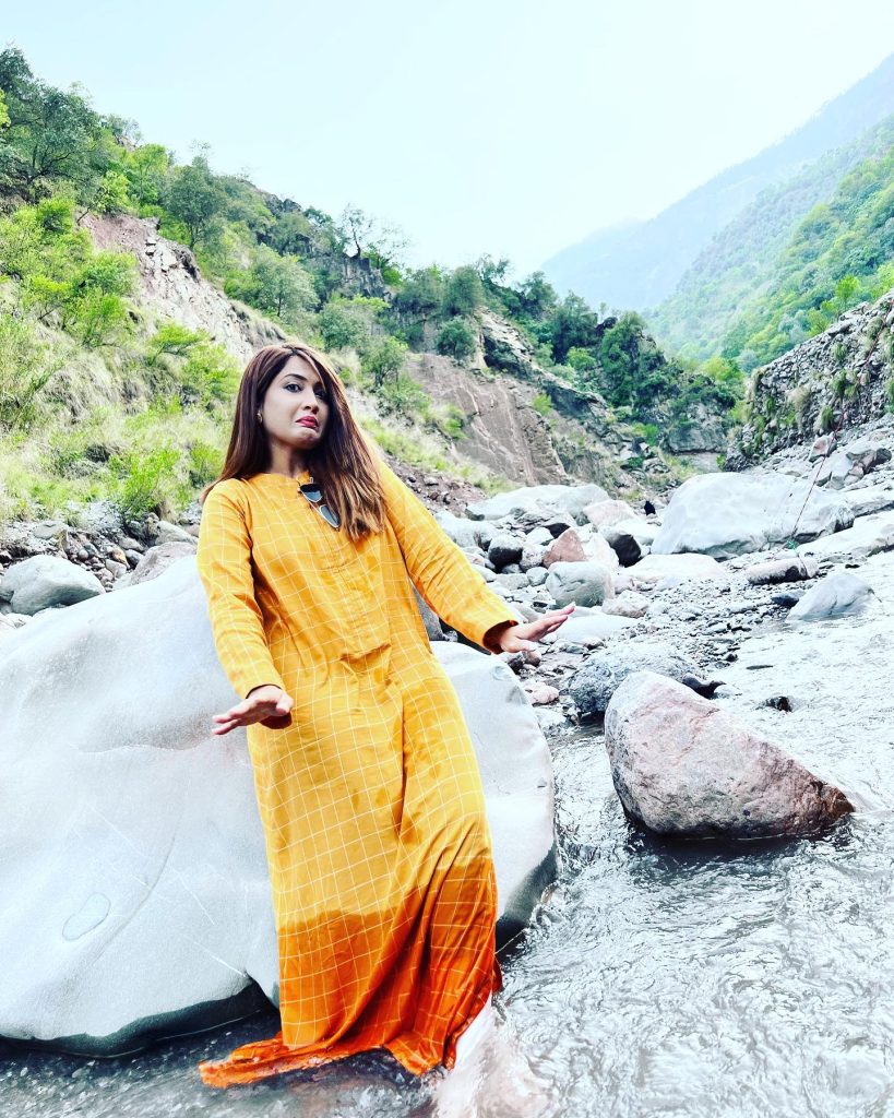 Actress Beenish Raja Flaunts Her Baby Bump In Latest Pictures | Reviewit.pk