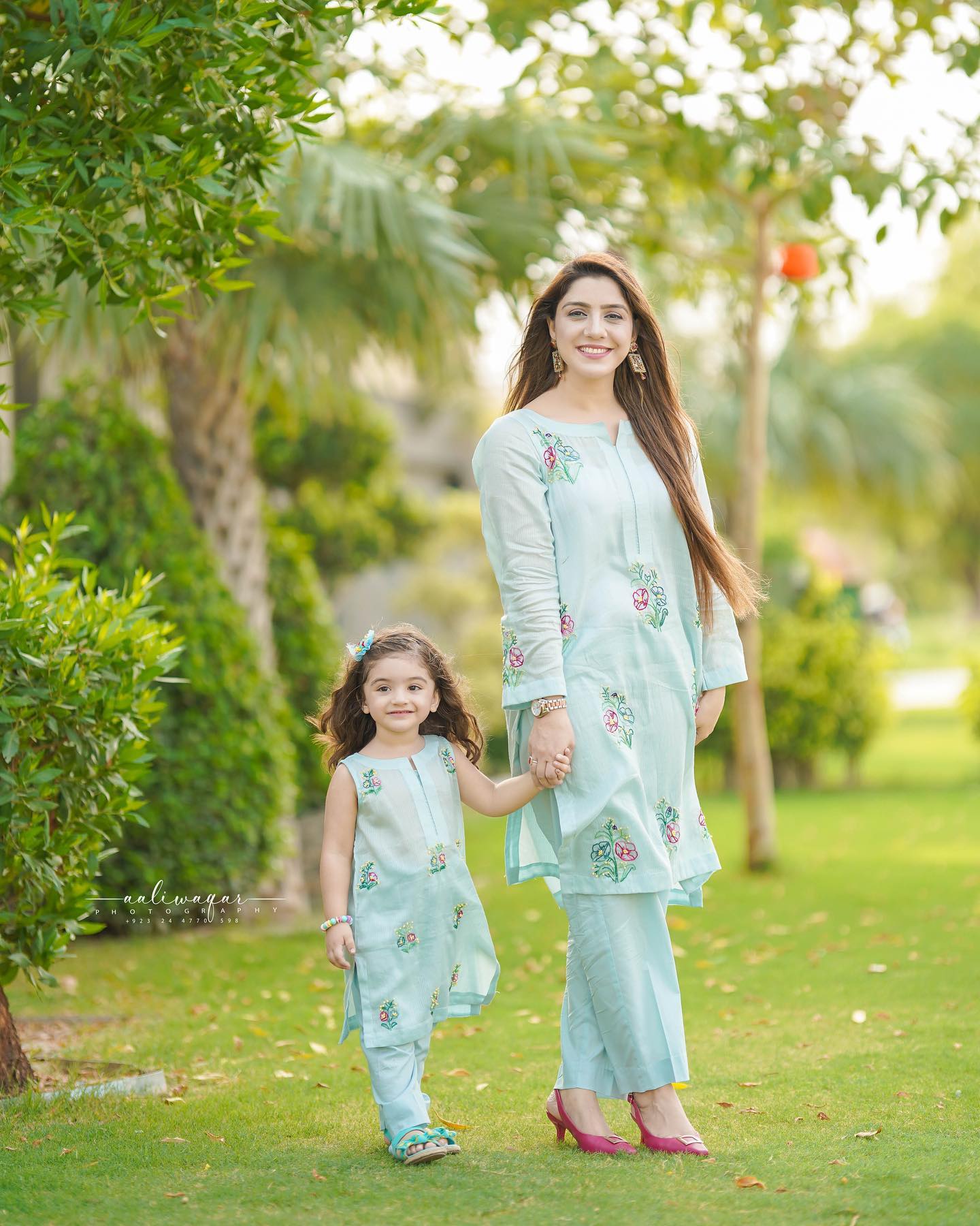 Junaid Jamshed Niazi's Latest Adorable Family Portraits | Reviewit.pk
