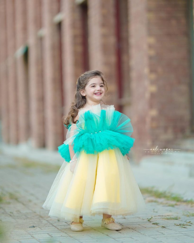 Junaid Jamshed Niazi's Latest Adorable Family Portraits | Reviewit.pk