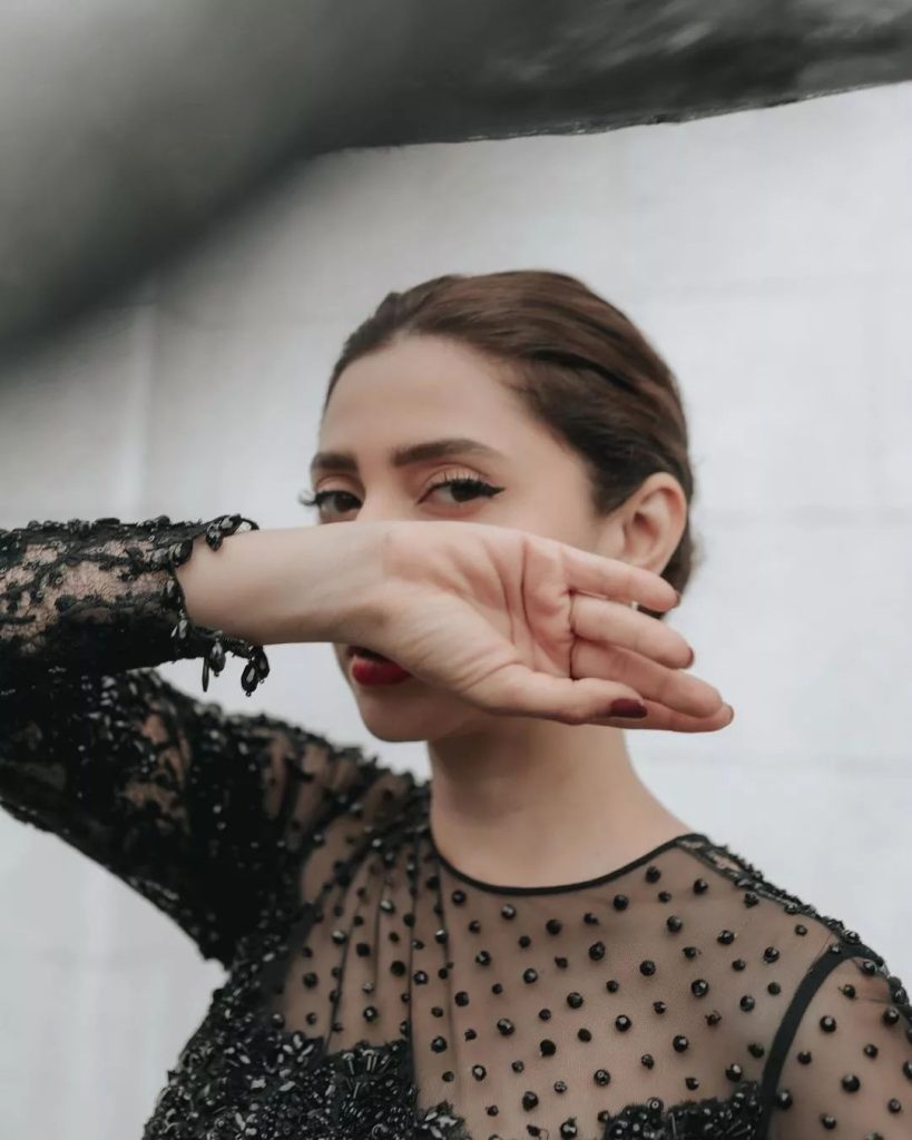 Mahira Khan’s Stunning Pictures From HUM Awards Shoot | Reviewit.pk