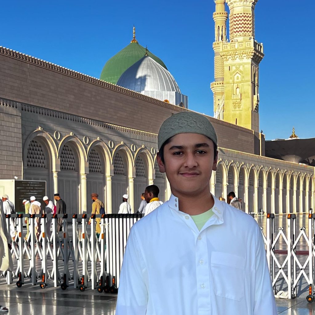 Mohammad Hafeez Performs Umrah With Family | Reviewit.pk