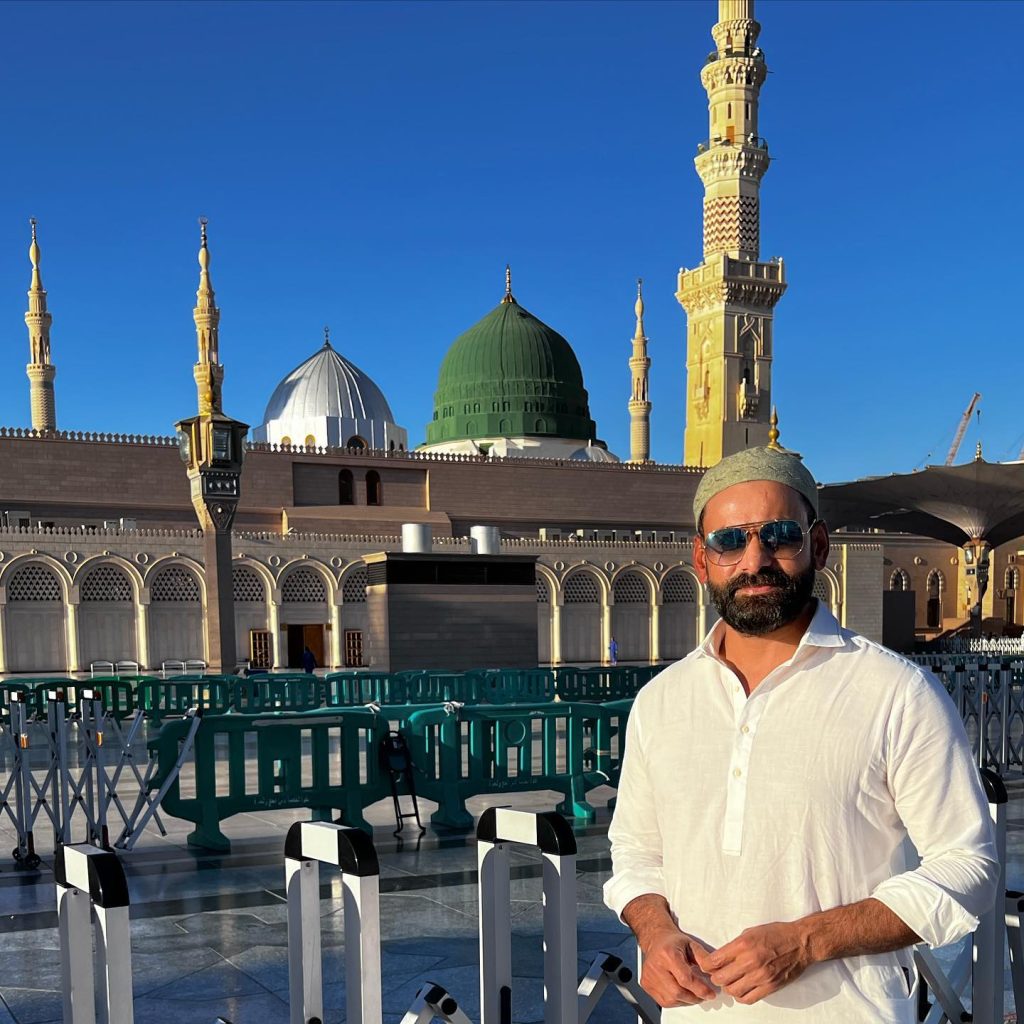 Mohammad Hafeez Performs Umrah With Family | Reviewit.pk