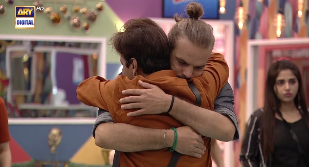 Nigah Jee Cried While Leaving Tamasha Ghar After Elimination | Reviewit.pk