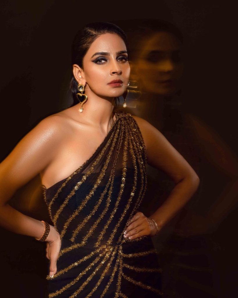 Saba Qamar’s Latest Sizzling Photoshoot | Reviewit.pk