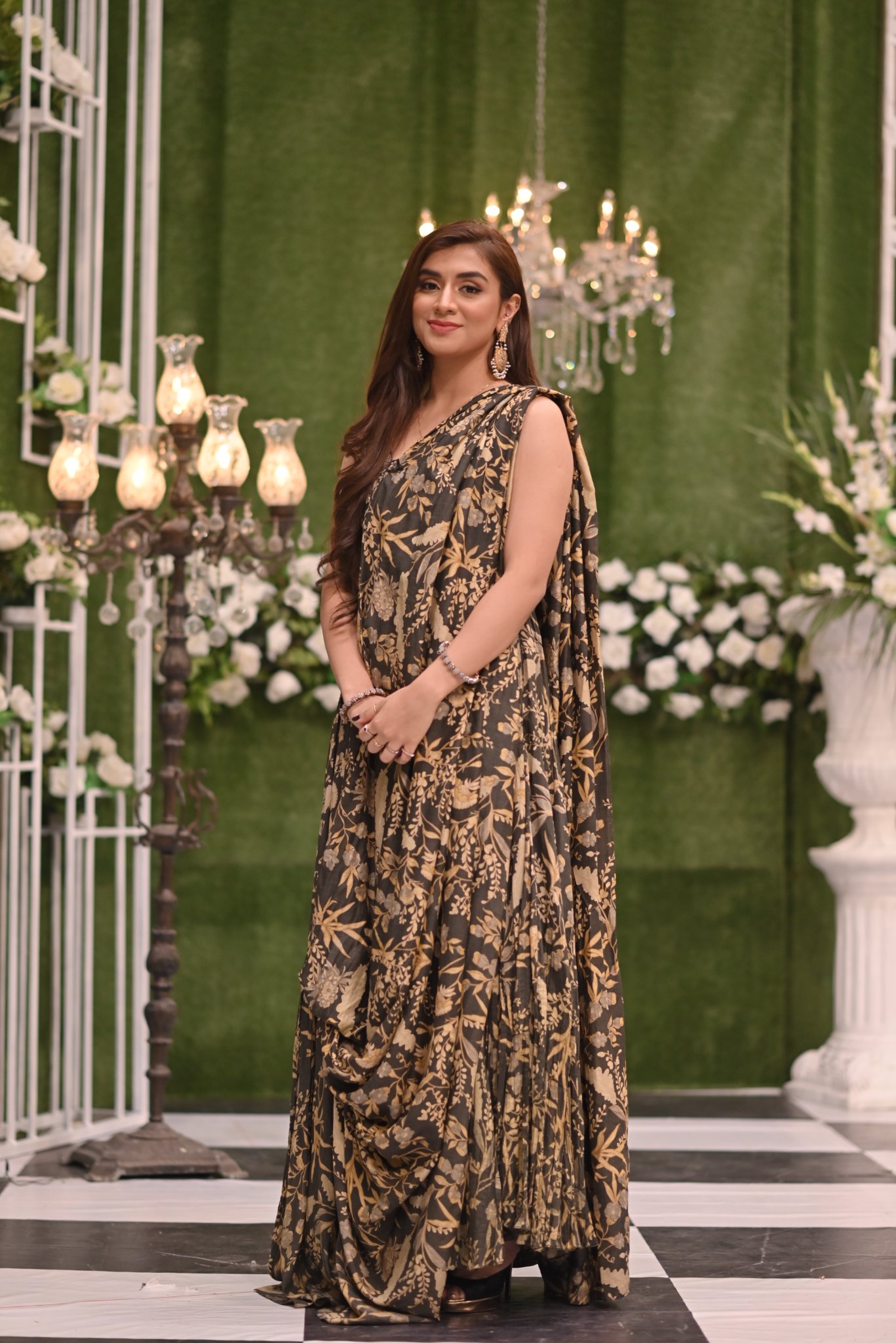 Shabbir Jan's Daughter Yashmera Jan Makes Her Acting Debut | Reviewit.pk