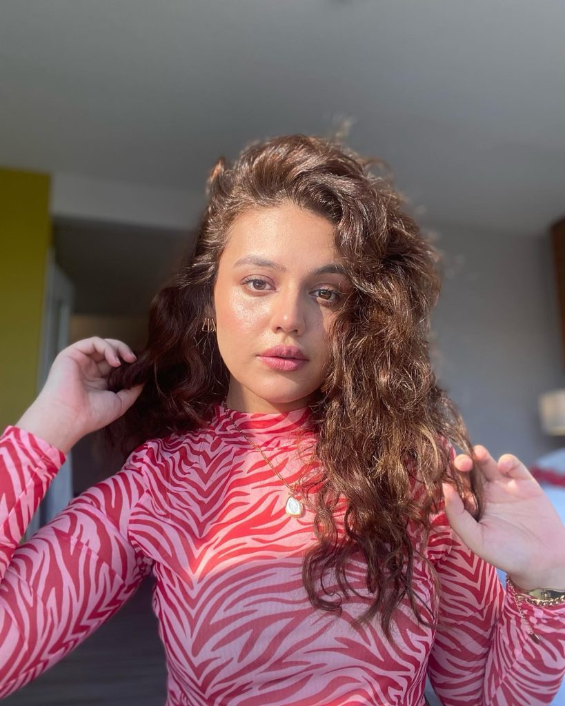 Zara Noor Abbas’ Hilarious Kayaking Experience In Toronto | Reviewit.pk