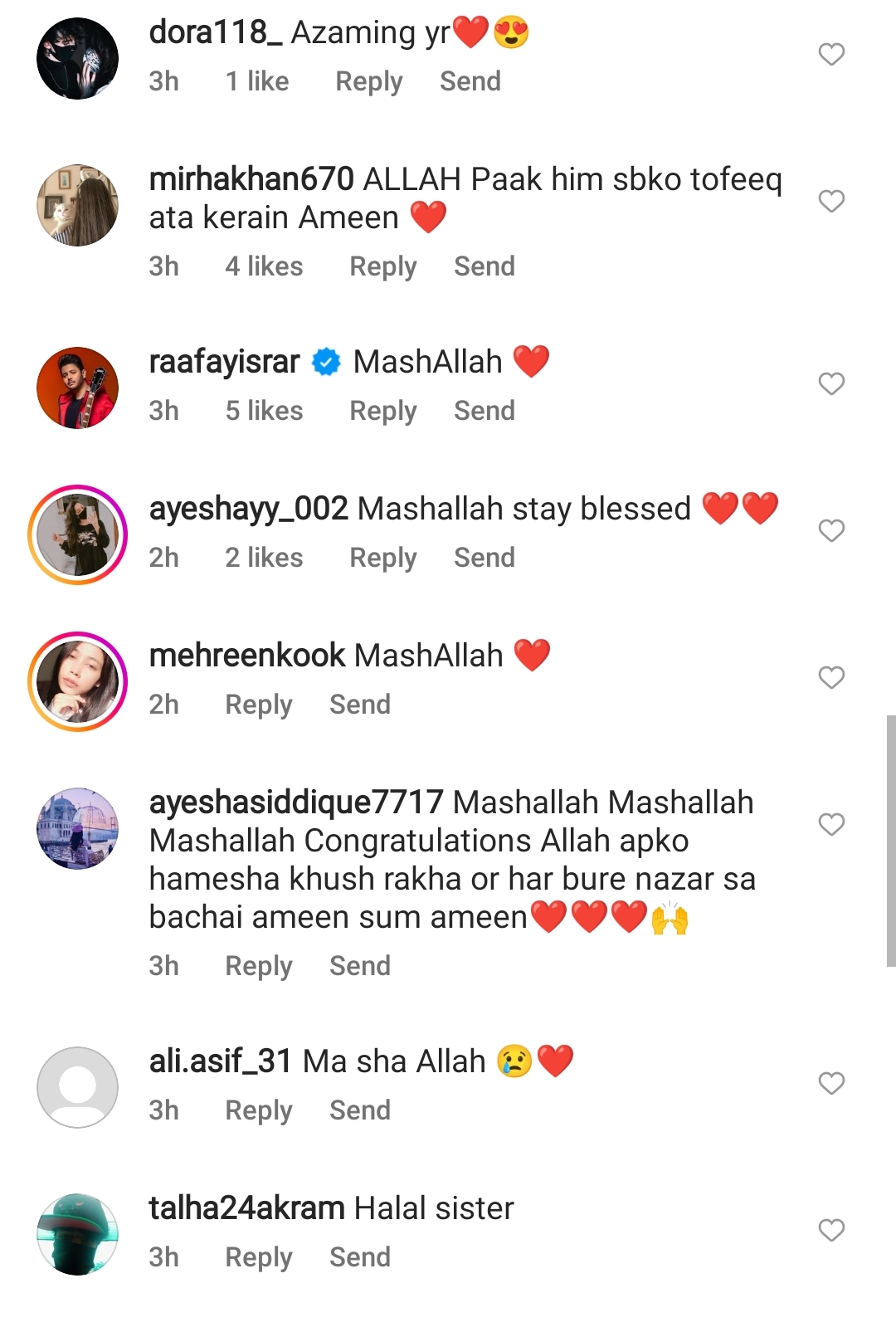 Aima Baig Performs Umrah With Father - Shares Pictures | Reviewit.pk