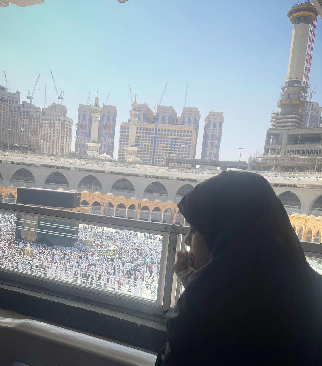 Aima Baig Performs Umrah With Father - Shares Pictures | Reviewit.pk