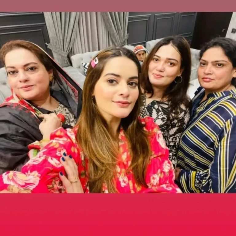 Aiman & Minal Share Adorable Pictures With Family | Reviewit.pk