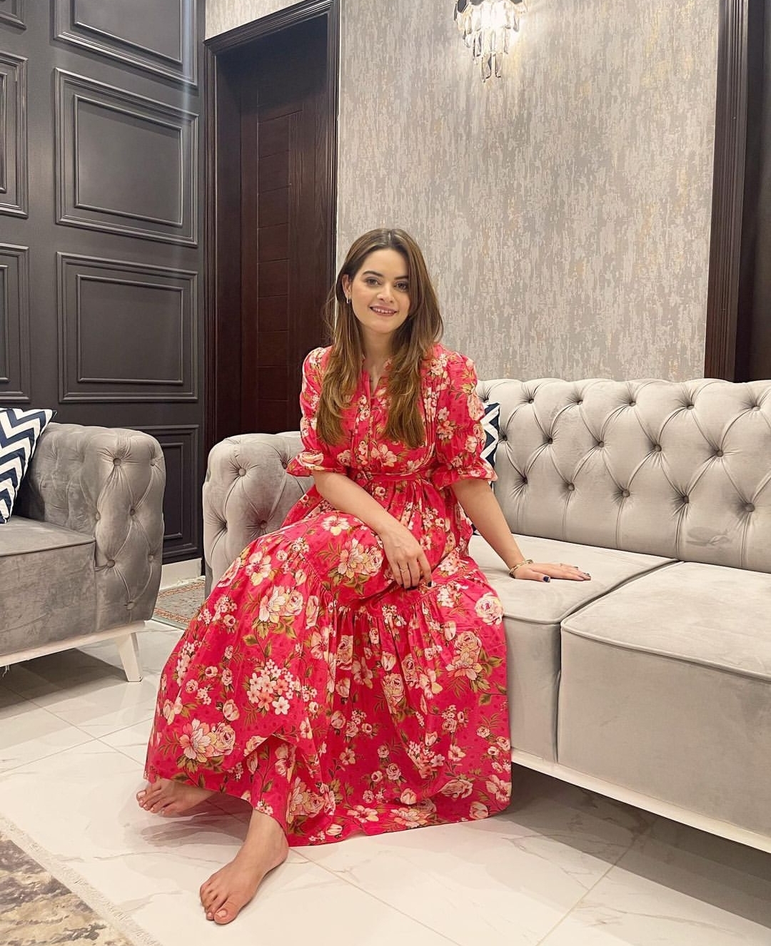 Aiman & Minal Share Adorable Pictures With Family | Reviewit.pk