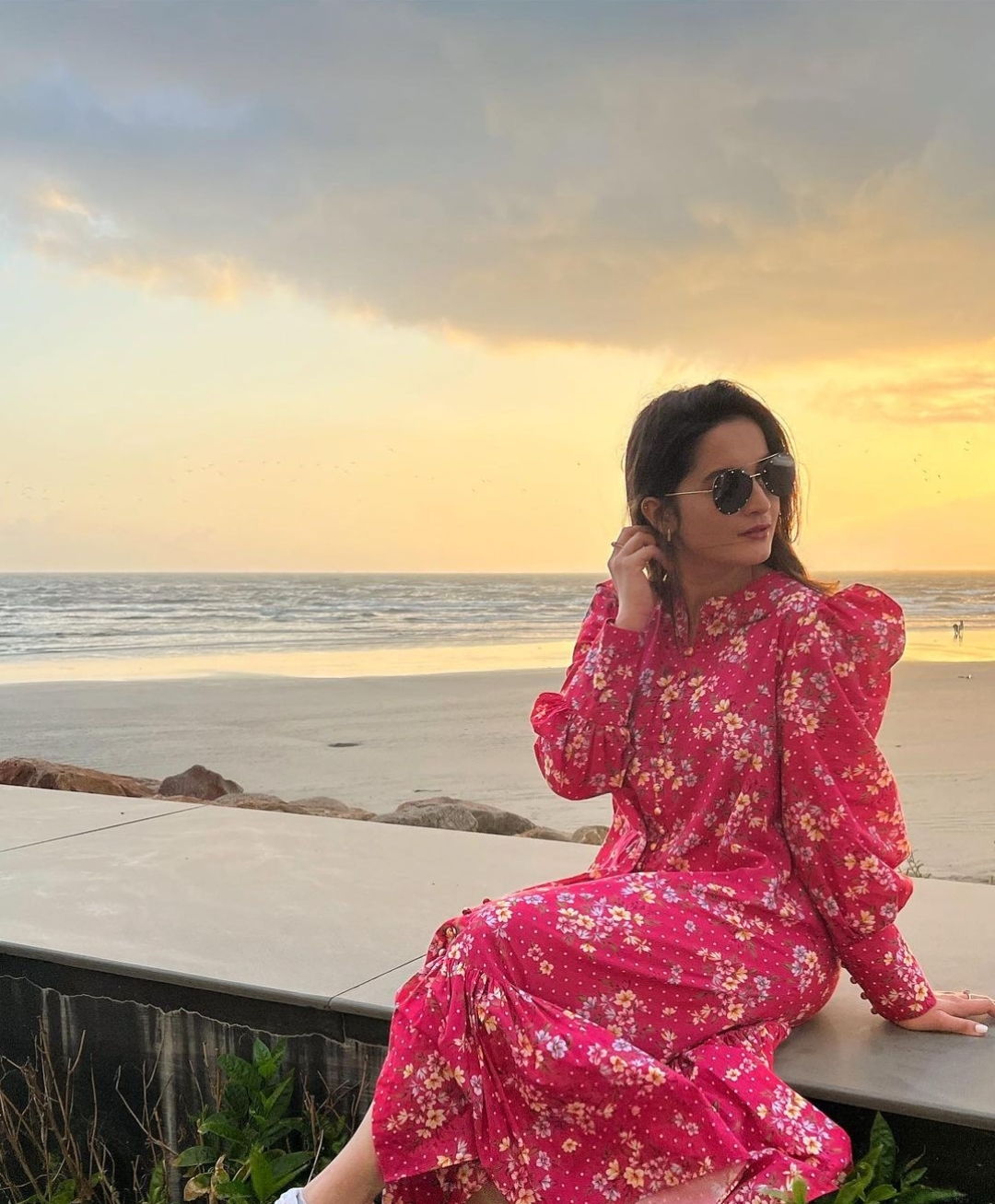 Aiman & Minal Share Adorable Pictures With Family | Reviewit.pk