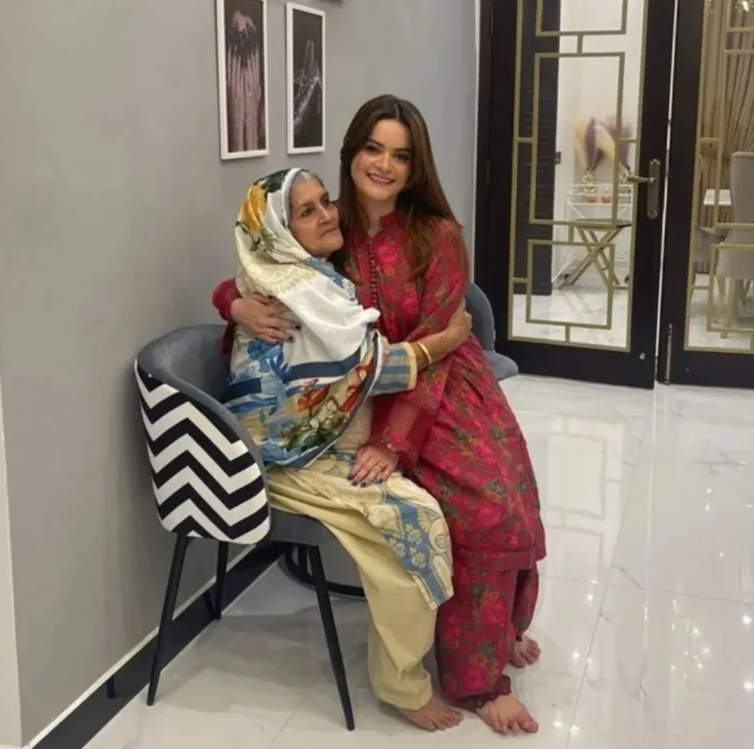 Aiman & Minal Share Adorable Pictures With Family | Reviewit.pk