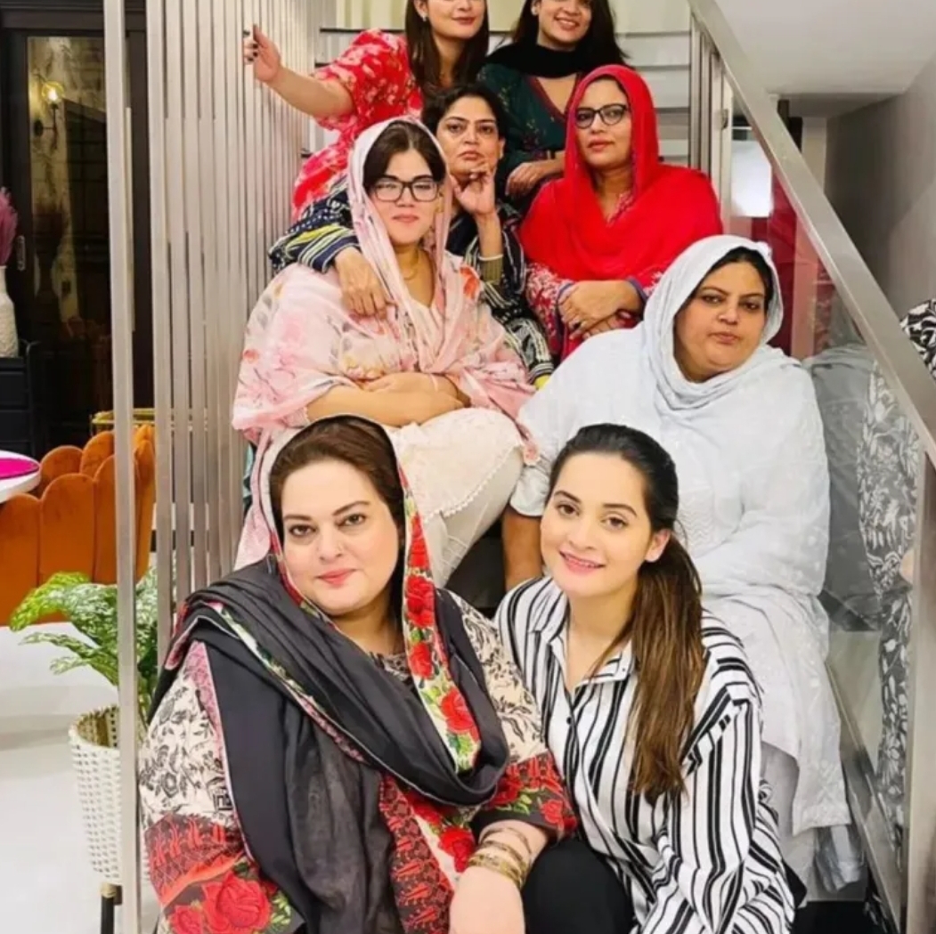 Aiman & Minal Share Adorable Pictures With Family | Reviewit.pk