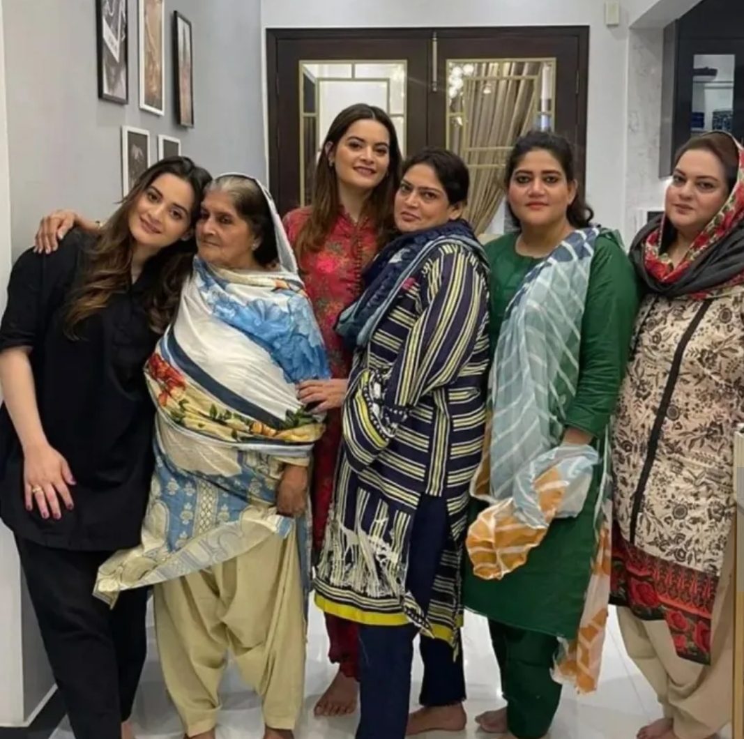 Aiman & Minal Share Adorable Pictures With Family | Reviewit.pk